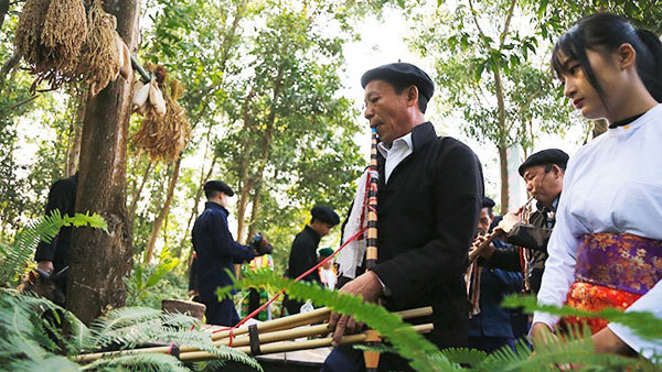 https://vietexplorer.com - Forest God worshipping ceremony of H’Mong people
