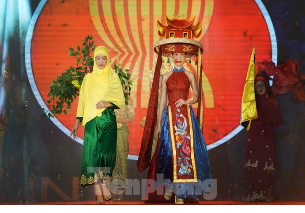 https://vietexplorer.com - ASEAN Traditional Outfits Displayed at ...